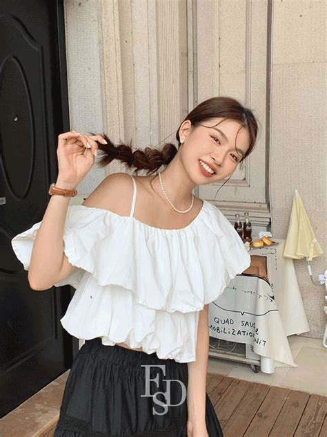 [바캉스룩🌊] 애나 원숄더 사선 프릴 블라우스