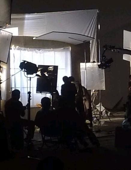 杨幂全裸广告拍摄过程曝光 不惧围观新闻中心新浪网