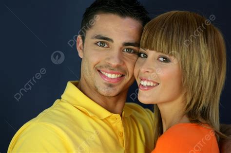 Cặp Vợ Chồng Trẻ đứng Với Khuôn Mặt Chạm Vào Nhau Vectơ Ảnh Nền Và Hình