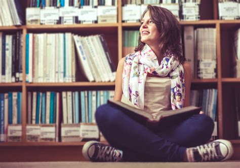 Sentada Na Biblioteca Um Livro No Colo Gazeta