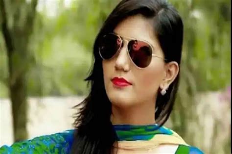 Sapna Controversies सपना चौधरी ने लटके झटकों से खूब दिल जीते लेकिन