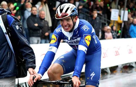 Mientras El Colombiano Álvaro Hodeg Celebraba Dos Ciclistas Se Fueron