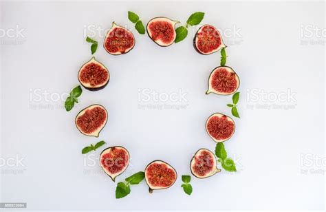 흰색 배경에 고립의 형태로 민트 슬라이스 익은 무화과의 패턴 단풍 과일 그림입니다 음식 사진입니다 평면 위치 최고 볼 수 있습니다 개체 그룹에 대한 스톡 사진 및 기타