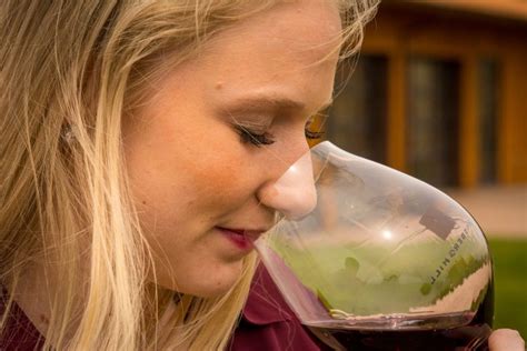 How To Swirl Wine During A Tasting When And Why You Should