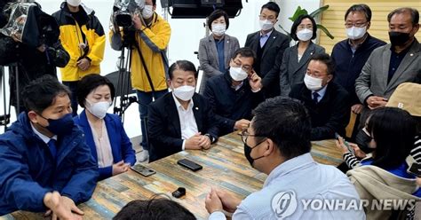 민주당 국방위원들 강릉 낙탄사고 주변 마을 방문