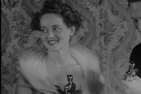 Ryan Murphys Feud Fact Check Did Bette Davis Really Cuddle The Gold