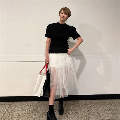 ‘50대가 맞아 복근 운동 600번으로 완성한 20대 같은 미모의 여배우 롱스커트룩 스타와 라이프