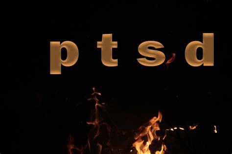 Ptsd 의학 약어 또는 포스트 외상 성 스트레스 증후군 충격적인 사건으로 인 한 정신 장애의 약어 화재 배경에 단어 Ptsd