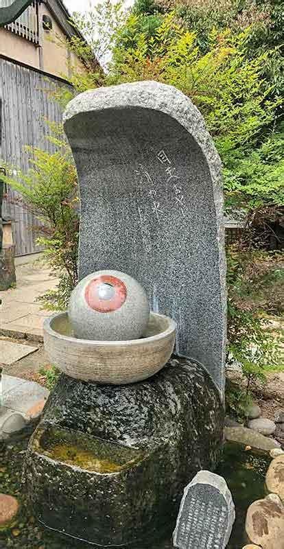 妖怪神社鳥取県境港駅の投稿1回目。妖怪の聖地に佇む妖怪神社。 ご神体は水木しげる ホトカミ