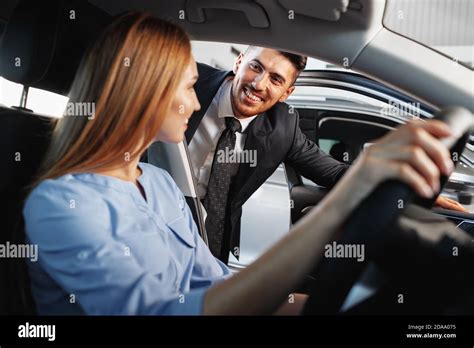 Femme Heureuse Propriétaire Dune Voiture Neuve Assise Sur Le Siège Du
