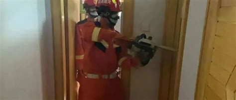 危险！安阳七旬老人卫生间摔倒，头部撞向卫生间门口，无法开门！救援人员厕所