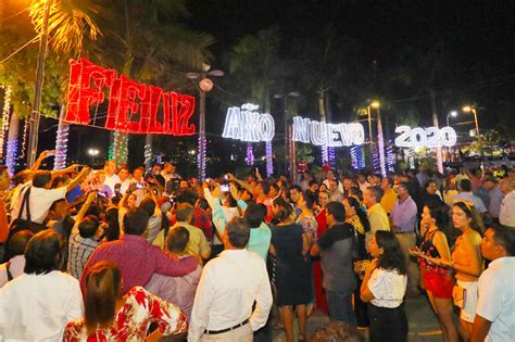 Luces De Colores Iluminan La Costera De Acapulco ADN Cultura