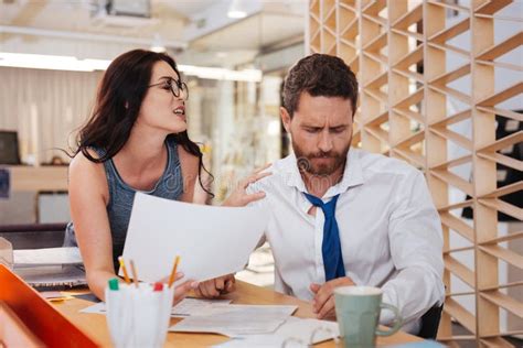 Sexy Secretaresse Die Haar Werkgever Verleiden Stock Afbeelding Image