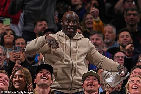 Former Nfl Star Terrell Davis Slams United Airlines For A Disgusting