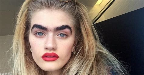 Een Natuurlijke Schoonheid De Verschijning Van De Moeder Van Dit