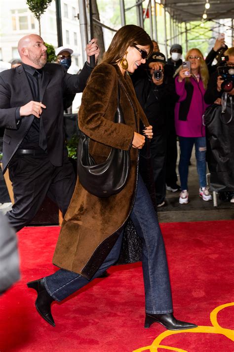 Kendall Jenner sabe que los pantalones acampanados están en tendencia