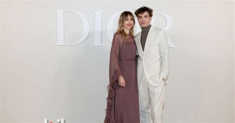 로버트 패틴슨♥수키 워터하우스 4년만에 첫 공개석상 “잘 어울리는 6살차이 커플”[해외이슈]