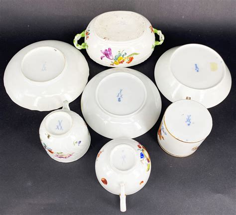 Meissen, Konvolut aus drei Tässchen und Deckeldose: Ovale Dose mit ...