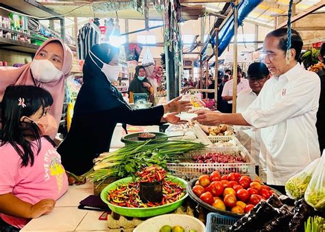 Blusukan Cek Harga Kebutuhan Pokok Jokowi Menjelang Lebaran Harga