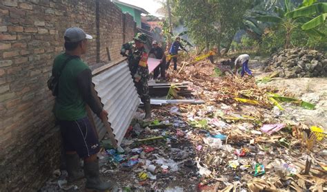 Wujud Sinergitas Prajurit Kodim LS Gotong Royong Bersama Warga Bangun Badan Jalan