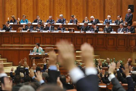 Cine face legile în România 1 din 10 parlamentari este condamnat