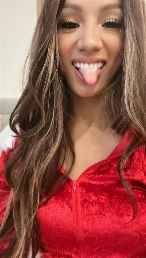 Sasha Banks R Sashabanks1