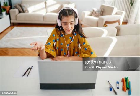 Tween Virtual Reality Photos And Premium High Res Pictures Getty Images