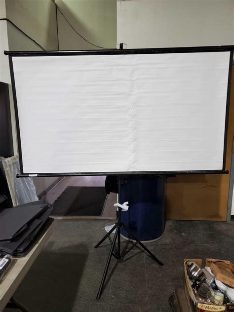 Prop Vue Retractable Video Screen With Stand