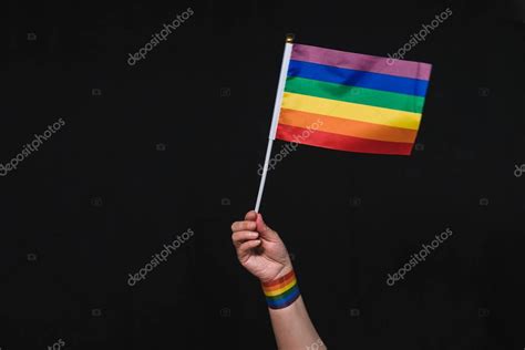 Arma De La Bandera Arco Iris Del Orgullo Gay Levanta El Brazo Con La