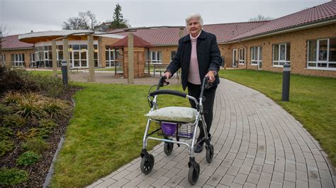 Leben Mit Dem Vergessen Deutschlands Erstes Demenzdorf In Hameln