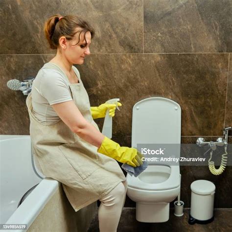 한 여성이 걸레로 변기 그릇을 닦아 화장실을 청소합니다 화장실에 노란색 고무 장갑소독 35 39세에 대한 스톡 사진 및 기타 이미지 35 39세 가사 집안일 가정