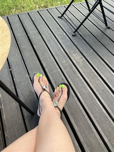 Would You Like To Kiss My Toes On Public 😍 Rpublicfeetpics