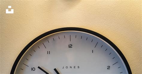 블랙 라운드 아날로그 벽시계 10 00 사진 Unsplash의 무료 건물 이미지