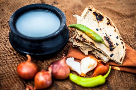 식사 또는 점심 주민 또는 진주 기장의 Roti 또는 일부 양파와 고추 버터 Chapati 또는 하류 Bajri 기 Roti