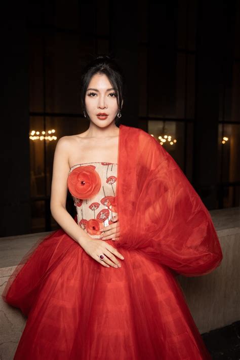 A Look Back At The Giorgio Armani Privé Fashion Show Say Who