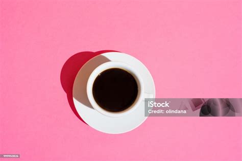 화이트 컵의 커피 접시 Onneon 자홍색 핑크 색상 배경으로 최고의 볼 수 있습니다 아침 조식 에너지 카페인 중독 개념입니다