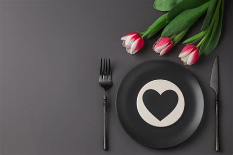 어두운 배경에 심장과 튤립 꽃다발을 가진 축제 창조적 인 검은 색 테이블 설정 발렌타인 데이 결혼식 날 생일 여성의 날과 어머니의 날 플랫 레이 공간을 복사합니다 0명에