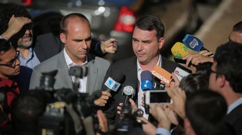 Flávio E Eduardo Bolsonaro Pedem Cidadania Na Embaixada Italiana