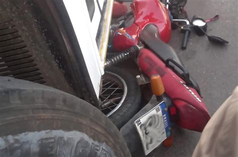 Motociclista é socorrida fratura no pé após colisão ônibus em Sorriso Só Notícias