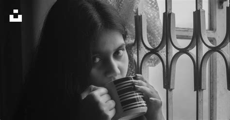 Foto Una Persona Bebiendo De Una Botella Imagen Darjeeling Gratis En