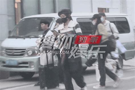 独家：秦岚忙工作步态轻盈 身材凹凸有致如少女 搜狐大视野 搜狐新闻
