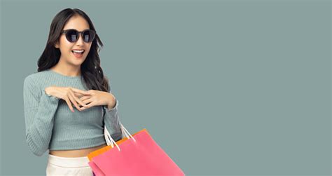 쇼핑 젊은 여자는 선글라스를 착용하고 쇼핑 가방을 들고 젊은 여자는 쇼핑과 판매 에서 쇼핑을 즐길 수 있습니다 아름다운 아시아