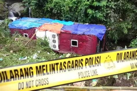 Beredar Video Puluhan Mobil Ambulans Di Tol Jemput Korban Kecelakaan Bus Wisata Di Guci Tegal