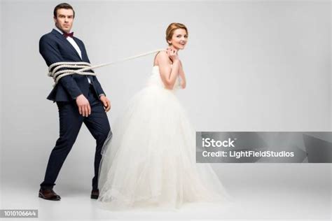 아름 다운 신부 신랑 회색 페미니즘 개념에 고립 된 밧줄으로 묶인 당기 잡아 당기기에 대한 스톡 사진 및 기타 이미지 잡아 당기기 묶인 밧줄 Istock