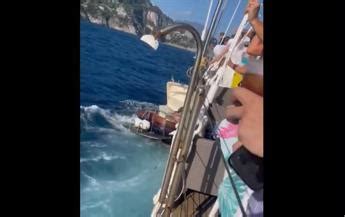 Turista morta ad Amalfi Borrelli condivide video choc dell incidente in mare L Identità