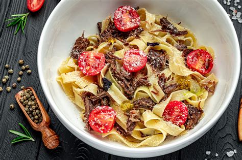 Tagliatelle Dengan Daging Sapi Rebus Dengan Pasta Truffle Cheri Dan