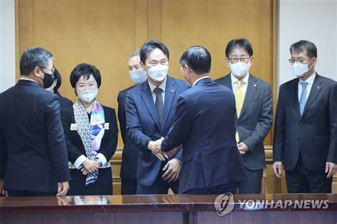 은행장들과 인사하는 이복현 금감원장 연합뉴스