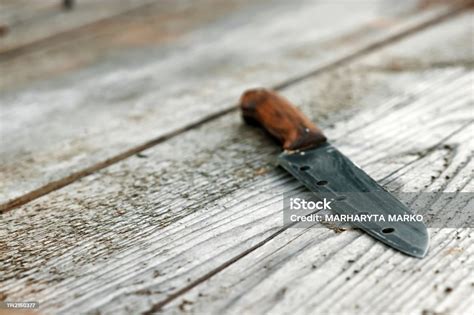 갈색 손잡이가 있는 칼은 나무 회색 배경에 놓여 있습니다 복사 공간 강철에 대한 스톡 사진 및 기타 이미지 강철 개념