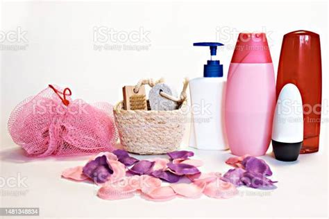 분홍색 수건 샴푸 액체 비누 향기로운 목욕 잎 브러시가 달린 바구니 발을위한 경석 및 흰색 배경에 기타 세면 도구 스파 절차 0명에 대한 스톡 사진 및 기타 이미지 Istock