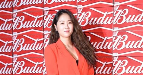 씨스타 소유 섹시한 레드 슈트 패션
